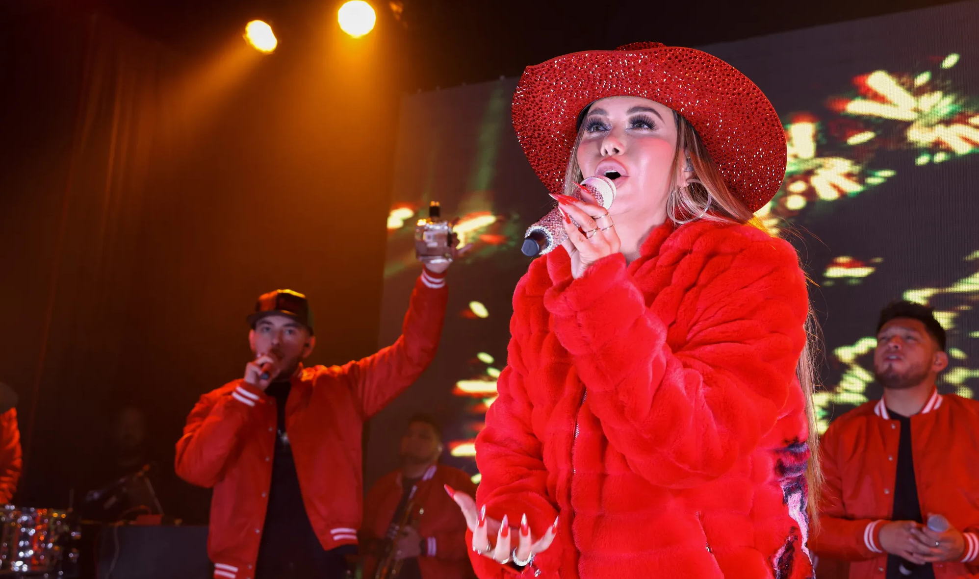 Chiquis Rivera pays tribute to Jenni Rivera and sings with her brother ...